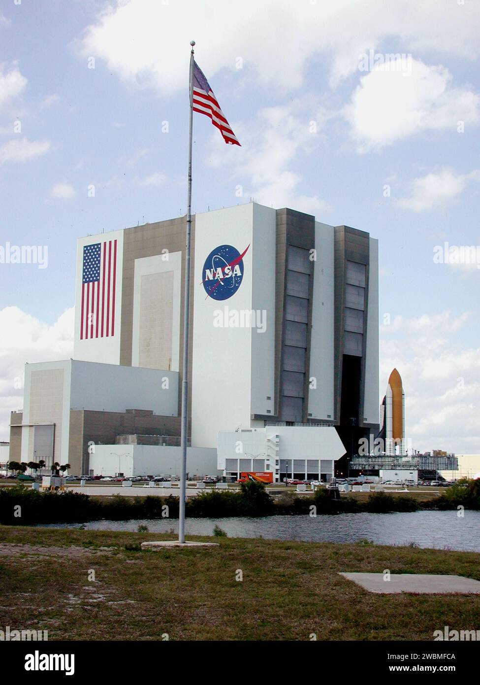 KENNEDY SPACE CENTER, FLA. -- Space Shuttle Atlantis (background, right ...