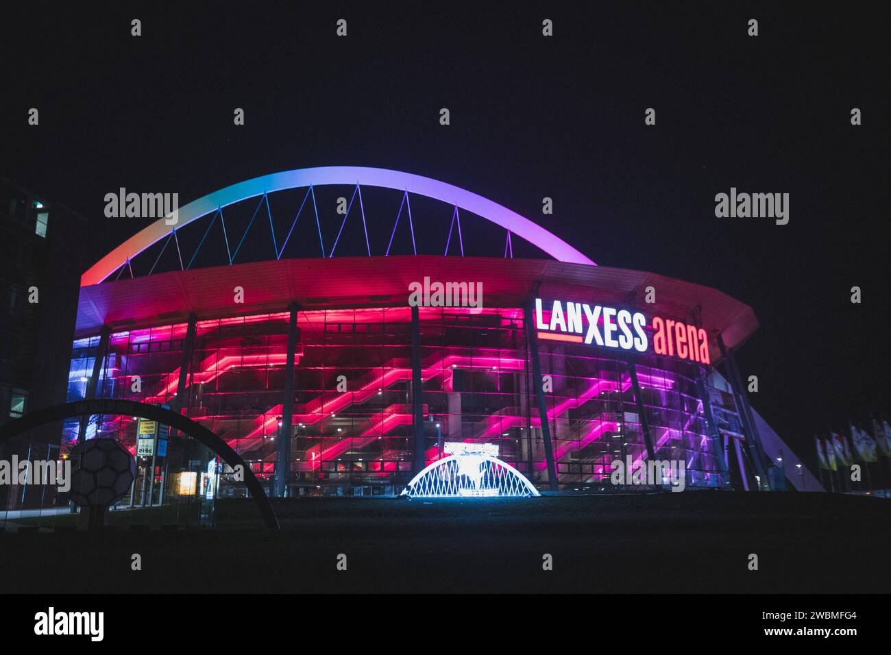 neue Bogen-Beleuchtung über der Lanxess Arena 11.01.2023 neue Bogen ...