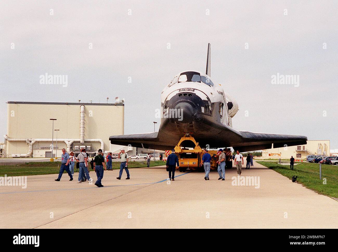KENNEDY SPACE CENTER, FLA. -- Accompanied by workers, Endeavour rolls ...