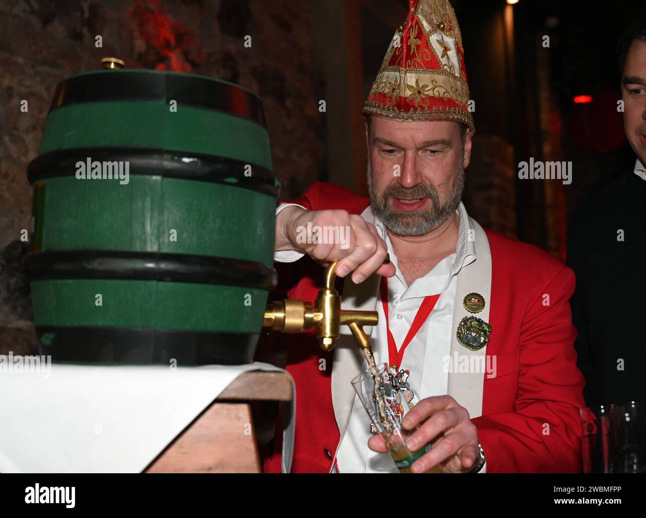 Kabarettist Volker Weiniger ist Der Sitzungspräsident zapft ein Glas ...