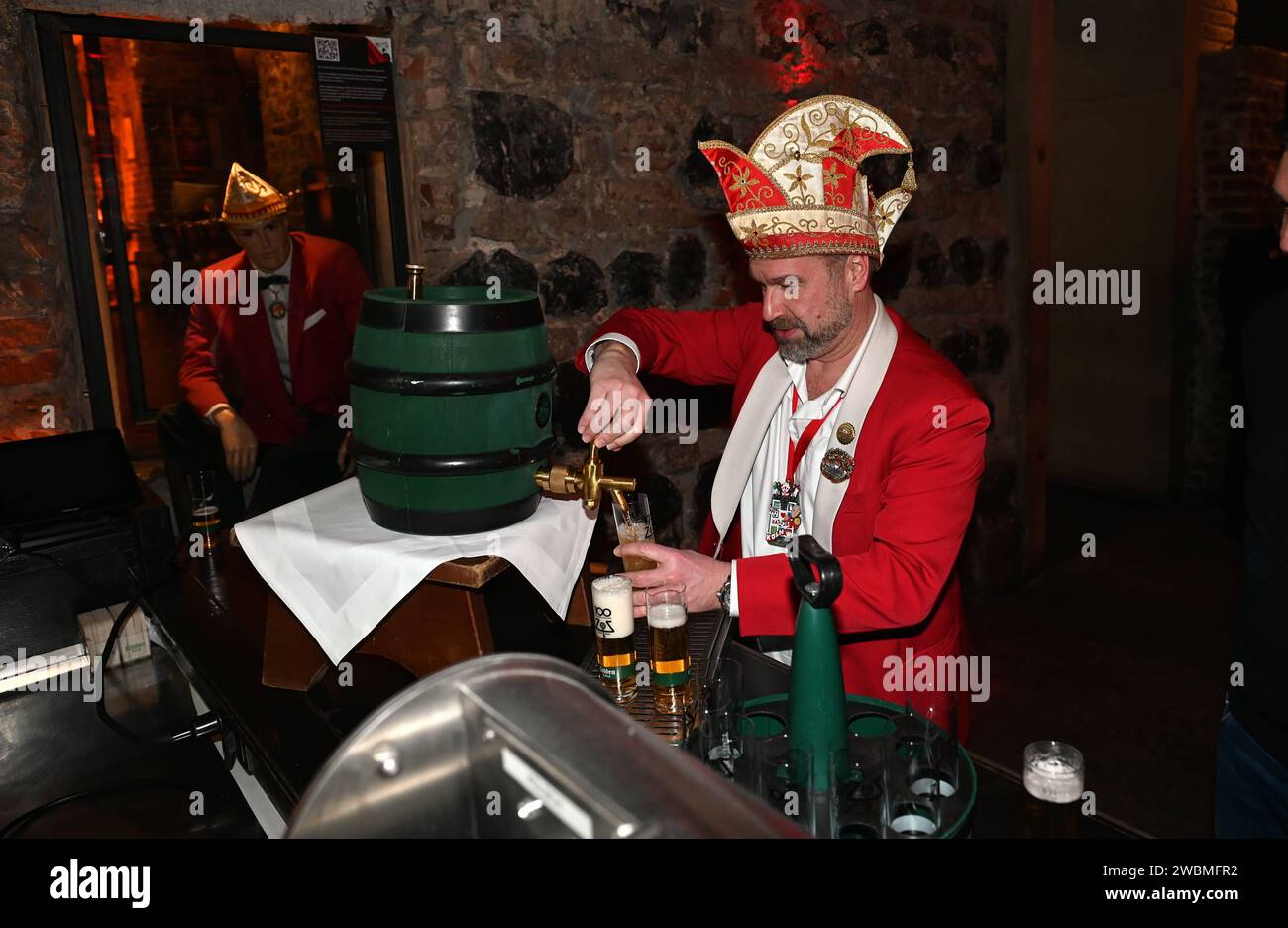 Kabarettist Volker Weiniger ist Der Sitzungspräsident zapft ein Glas ...