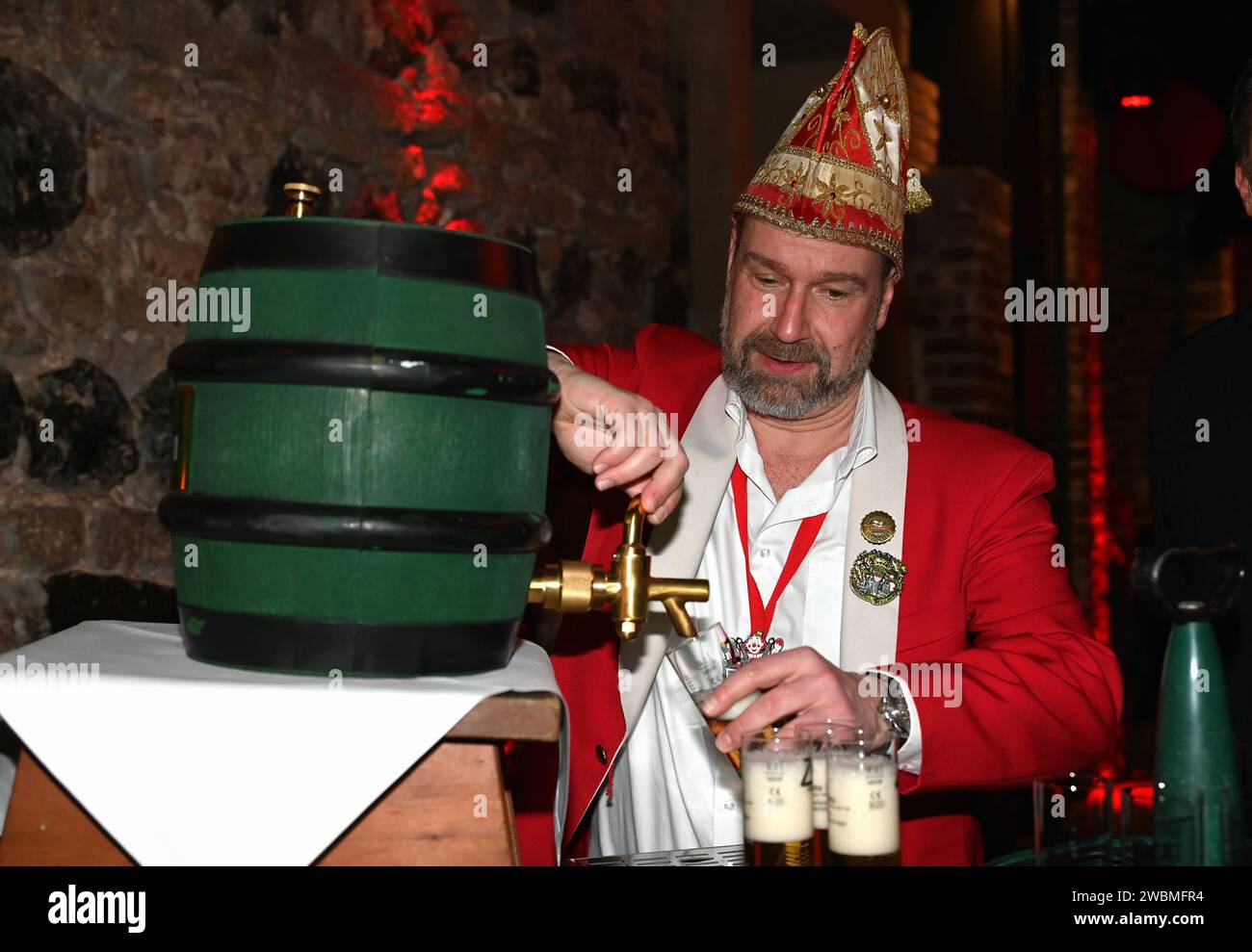 Kabarettist Volker Weiniger ist Der Sitzungspräsident zapft ein Glas ...