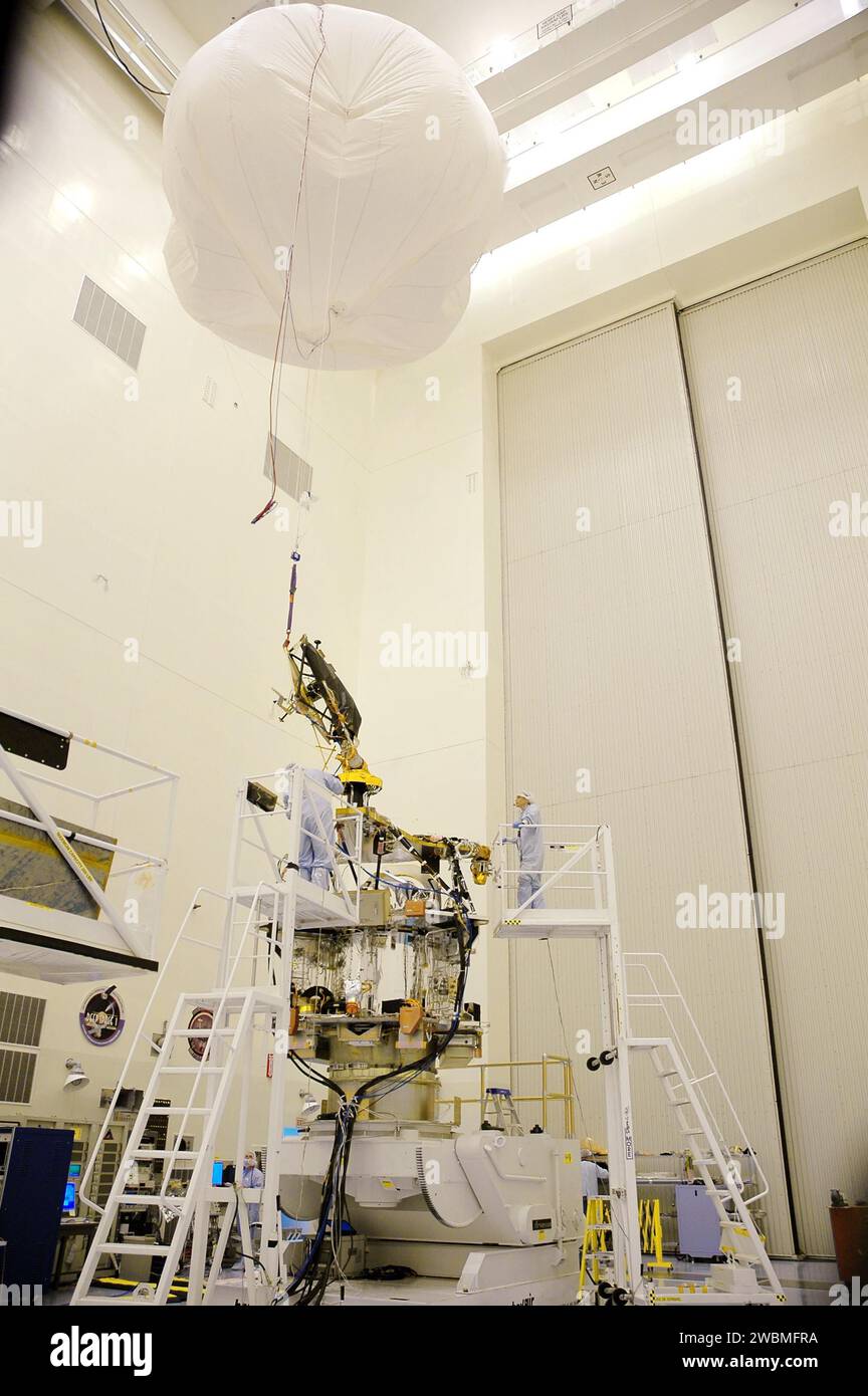 KENNEDY SPACE CENTER, FLA. - In the Payload Hazardous Servicing ...