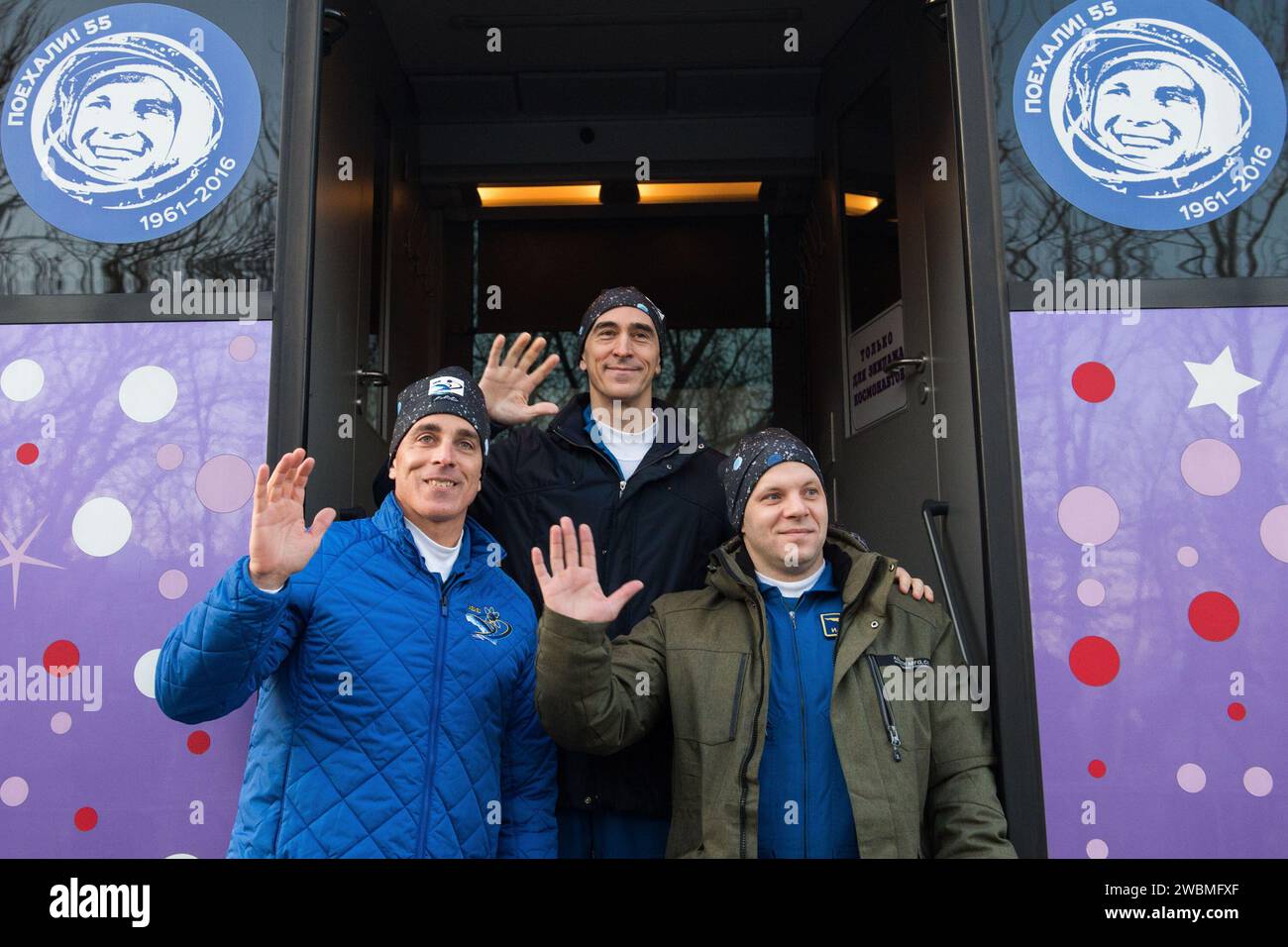 jsc2020e017066 - Expedition 63 Preflight - Expedition 63 crewmembers ...