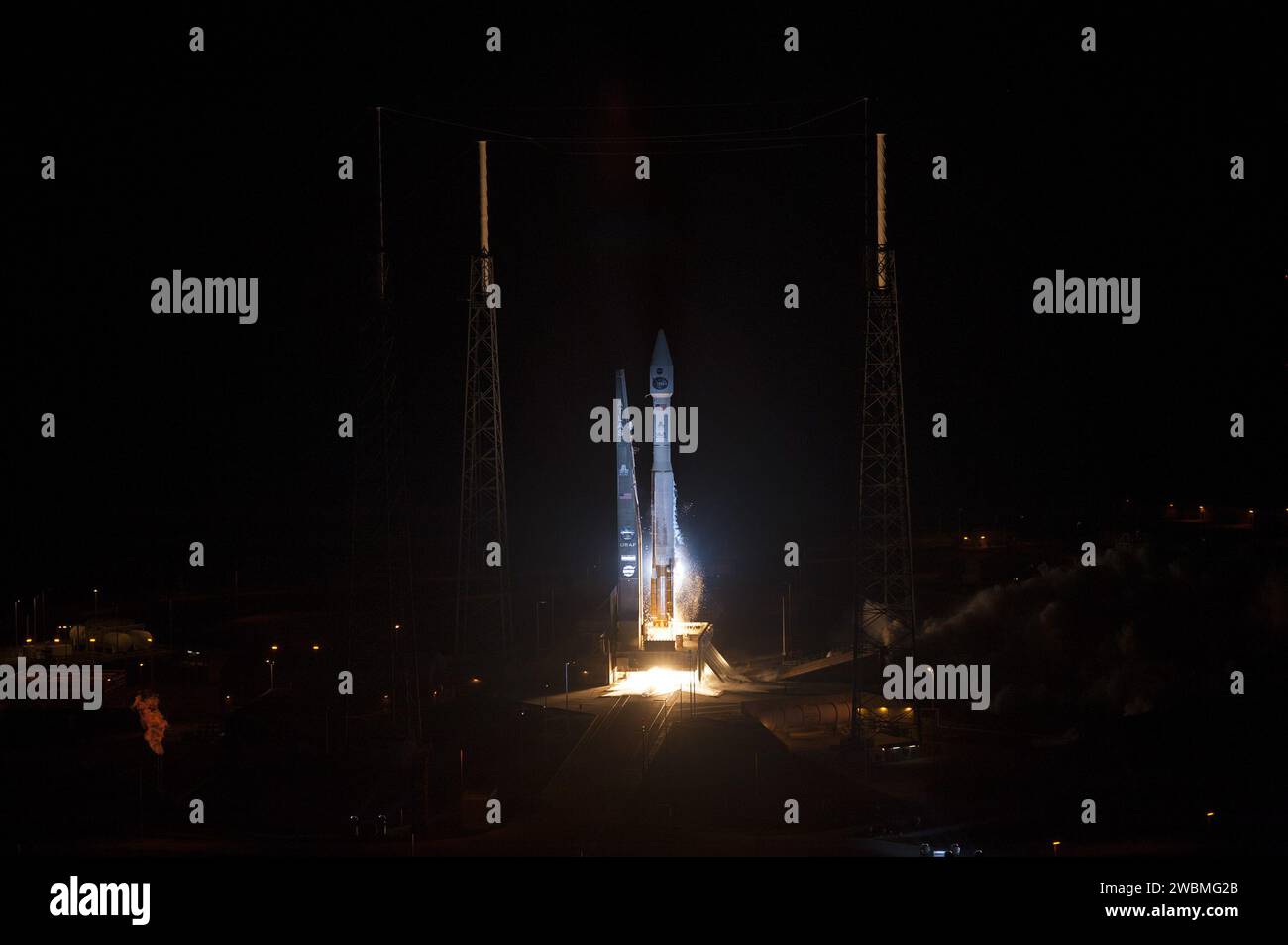 Atlas v 401 rocket hi-res stock photography and images - Alamy