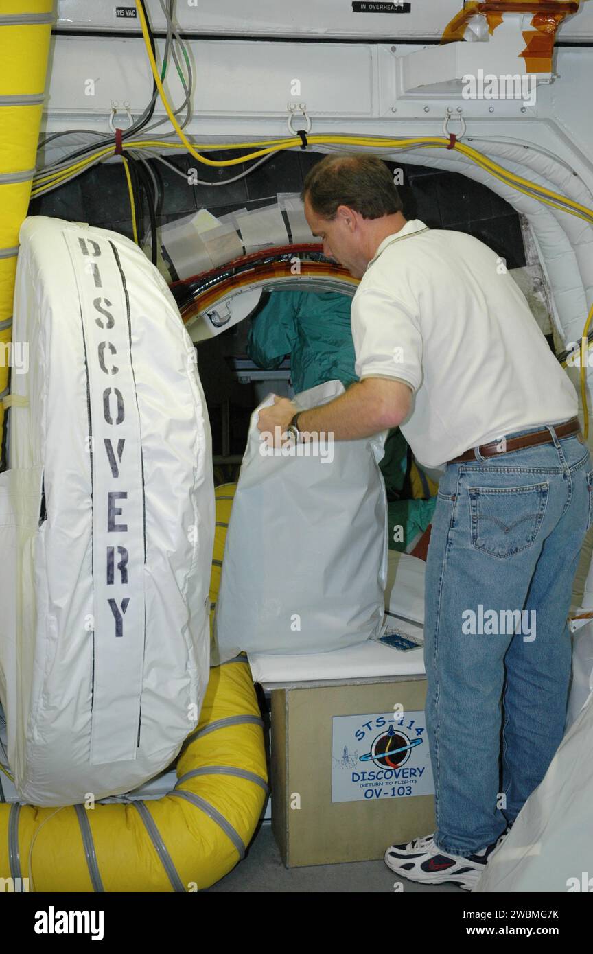 KENNEDY SPACE CENTER, FLA. - At Launch Pad 39B, United Space Alliance ...