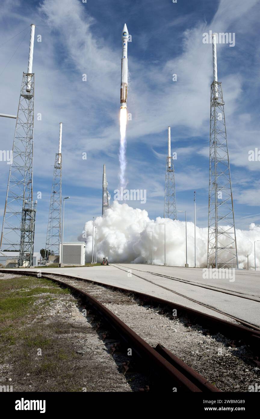CAPE CANAVERAL, Fla. – A United Launch Alliance Atlas V rocket lifts ...