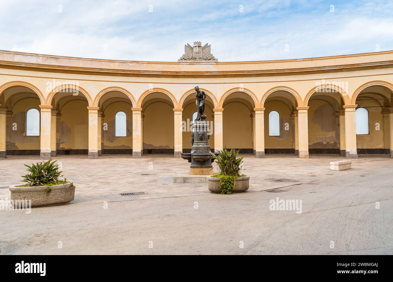 Old fish market square with Fountain of Venus Anadyomene in Trapani ...