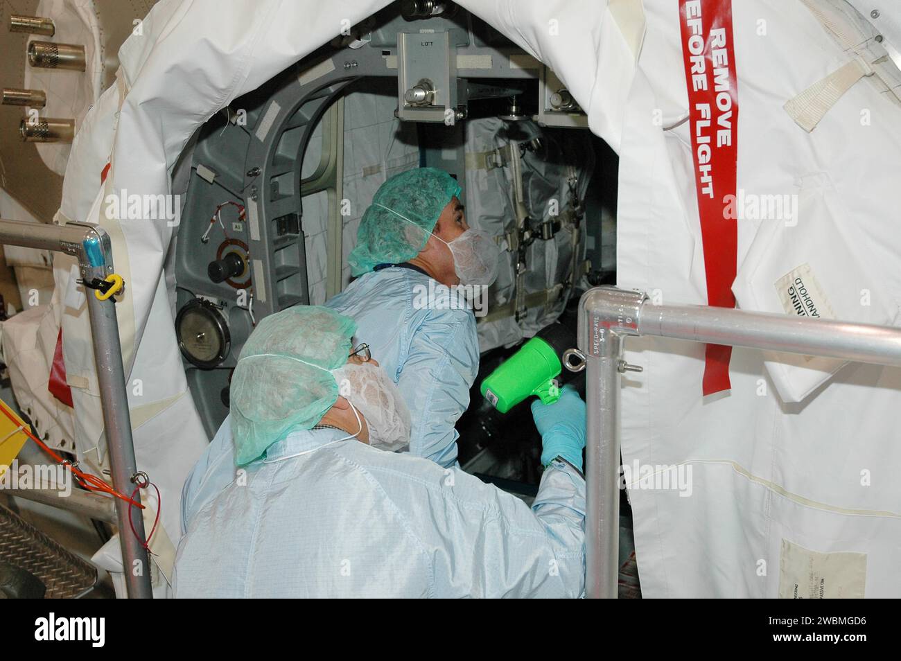 KENNEDY SPACE CENTER, FLA. - In the Space Station Processing Facility ...