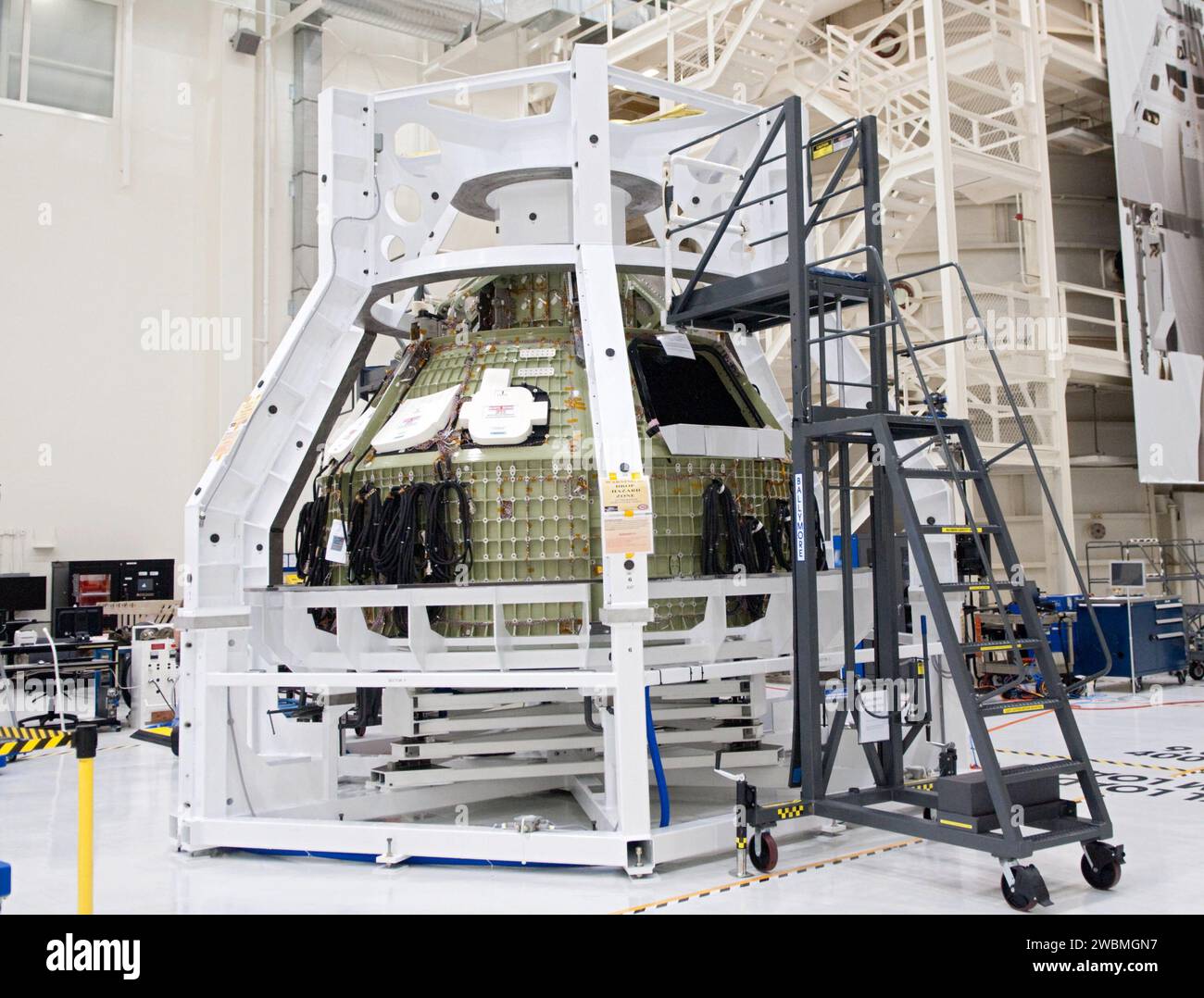 Orion technicians at the Operations and Checkout (O&C) Facility at the ...