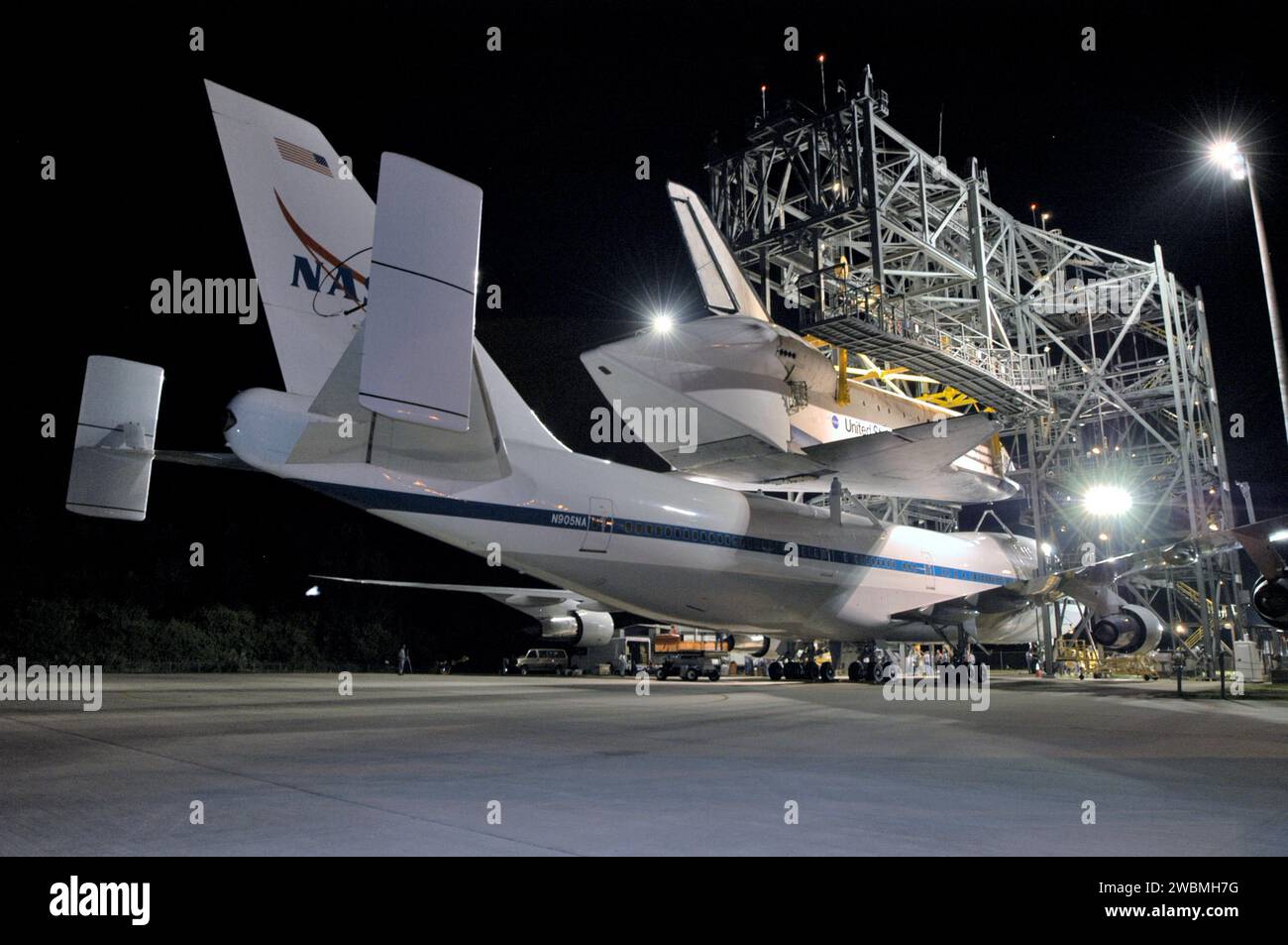 KENNEDY SPACE CENTER, FLA. - In the early morning hours at NASA Kennedy ...