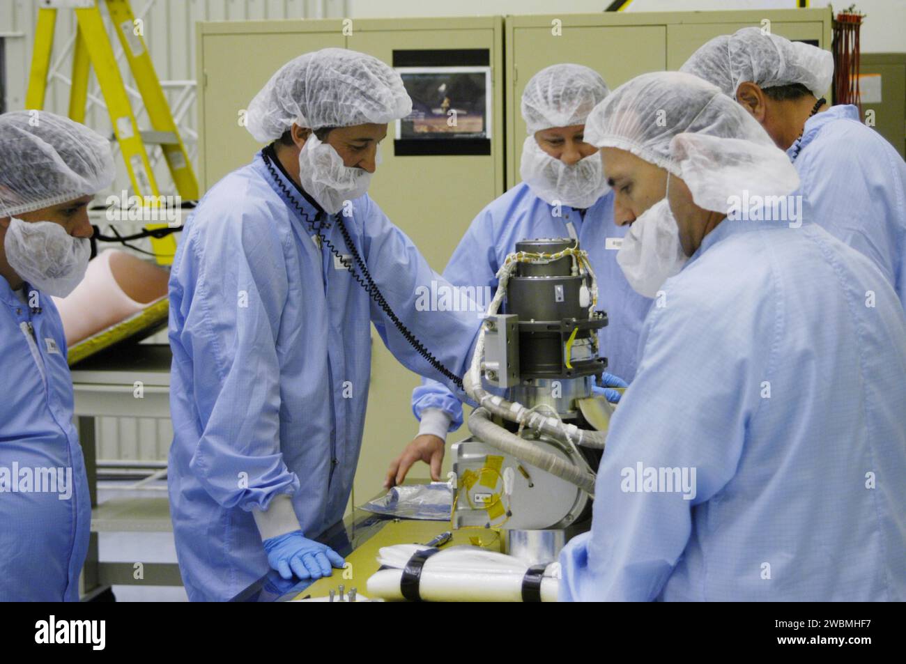 KENNEDY SPACE CENTER, FLA. - In the Payload Hazardous Servicing ...