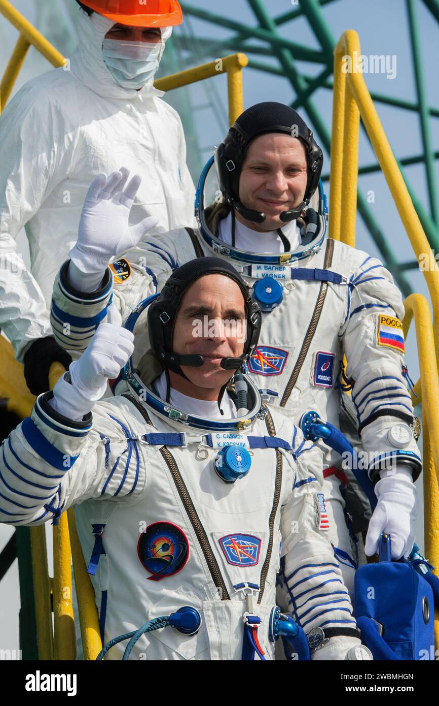 jsc2020e017121 - Expedition 63 Crew Waves Farewell - Expedition 63 ...
