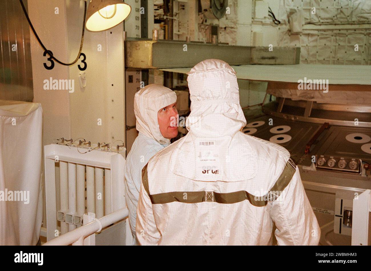 Construction crew talk hi-res stock photography and images - Alamy