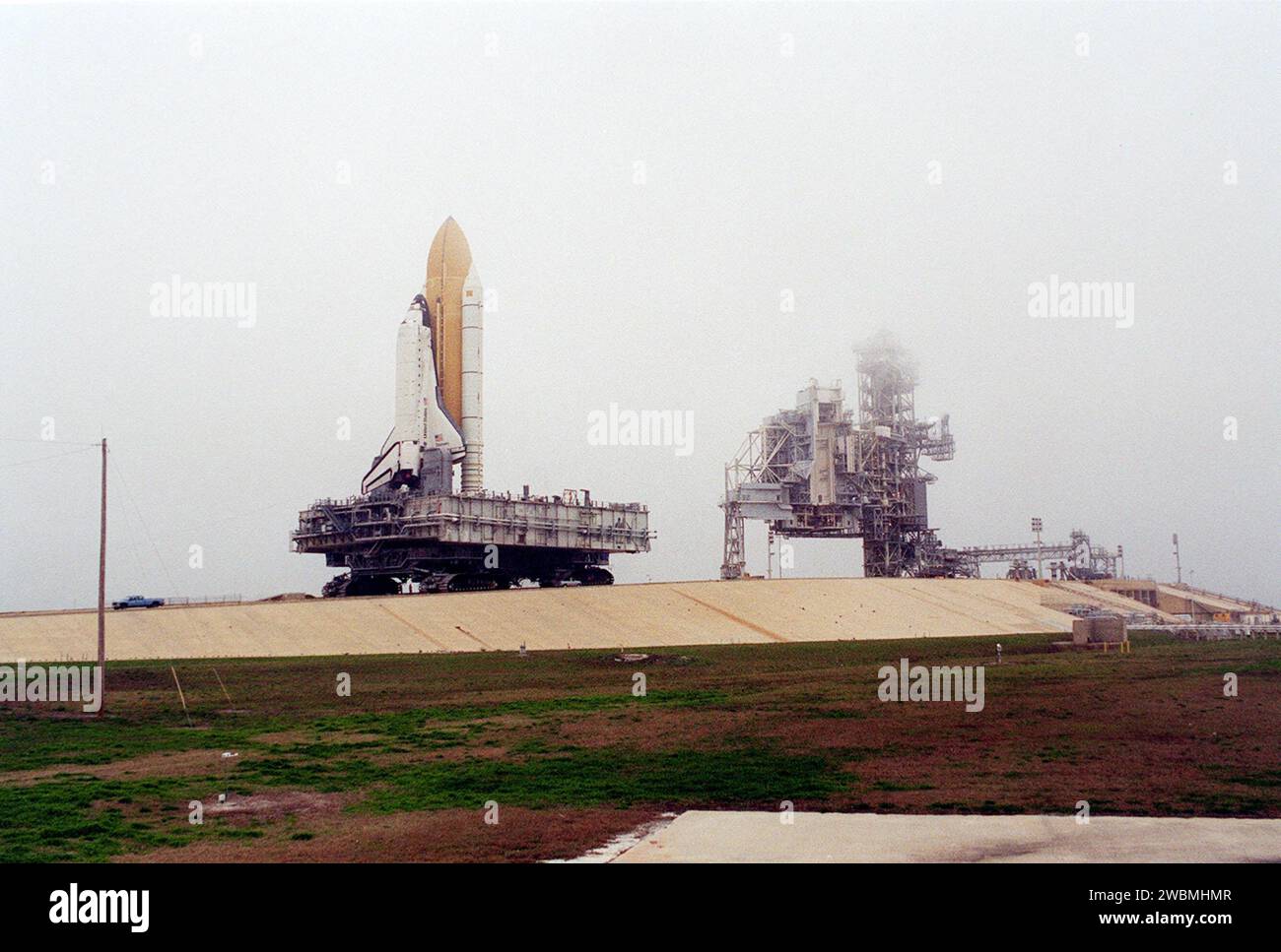 KENNEDY SPACE CENTER, Fla. -- Space Shuttle Discovery, on its Mobile ...
