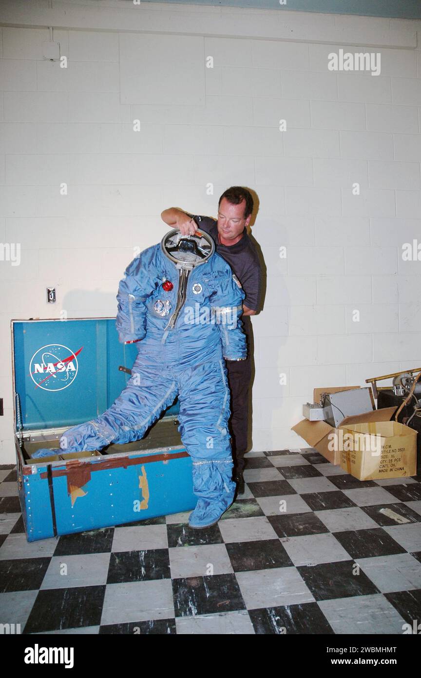 KENNEDY SPACE CENTER, FLA. - NASA Special Agent Dan Oakland holds up a ...