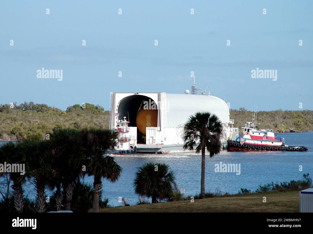 KENNEDY SPACE CENTER, FLA. - A tugboat maneuvers the barge carrying the ...