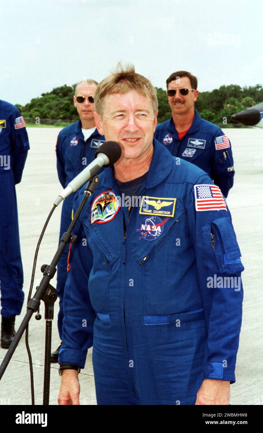 The STS-105 crew, including Commander Scott Horowitz and Expedition ...
