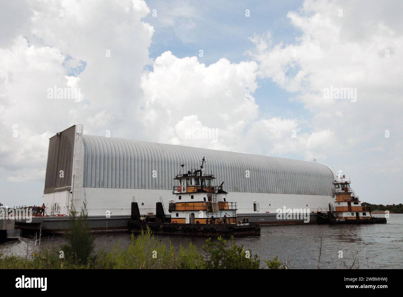 CAPE CANAVERAL, Fla. – Tugboats maneuver NASA's Pegasus barge into to ...