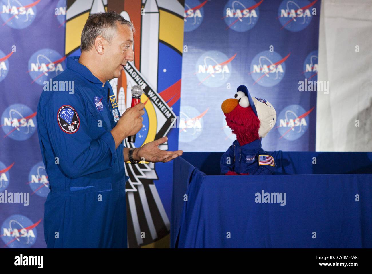 Elmo sesame street hi-res stock photography and images - Alamy