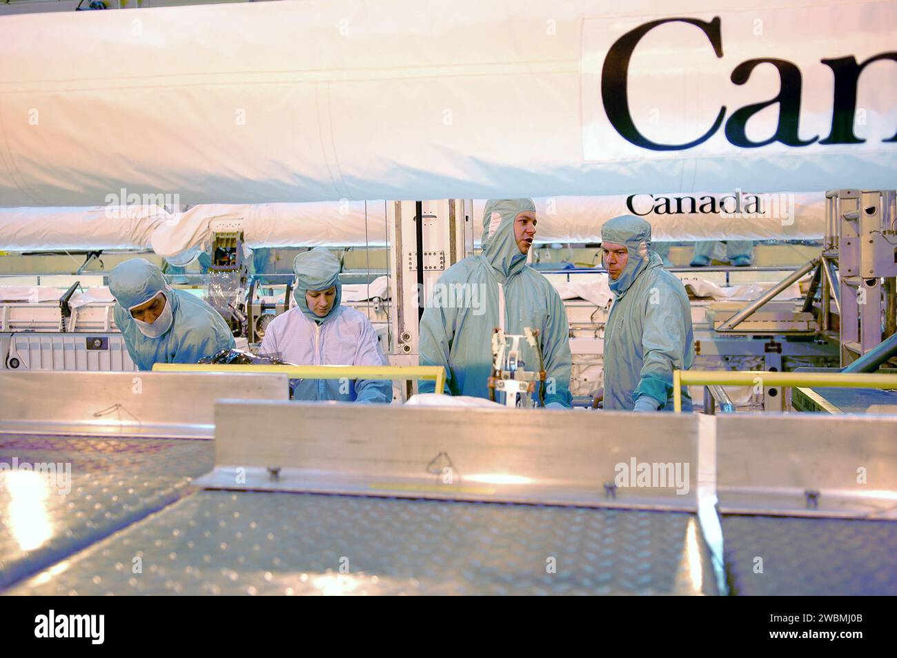 KENNEDY SPACE CENTER, FLA. - In the Orbiter Processing Facility, STS ...