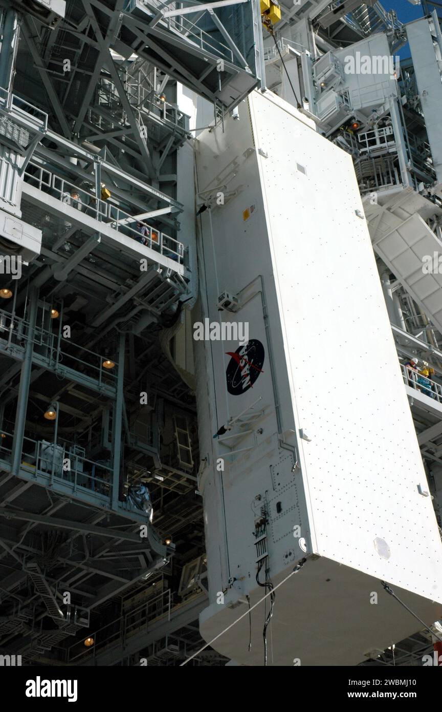 KENNEDY SPACE CENTER, FLA. - After dawn on Launch Pad 39B, the payload ...