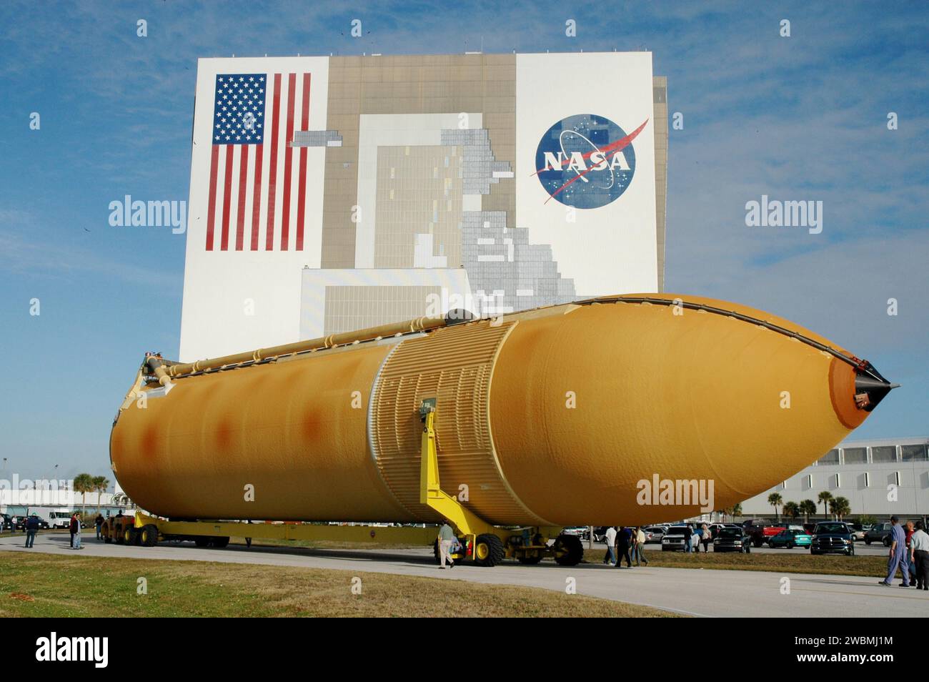 KENNEDY SPACE CENTER, FLA. - The newly redesigned External Tank moves ...