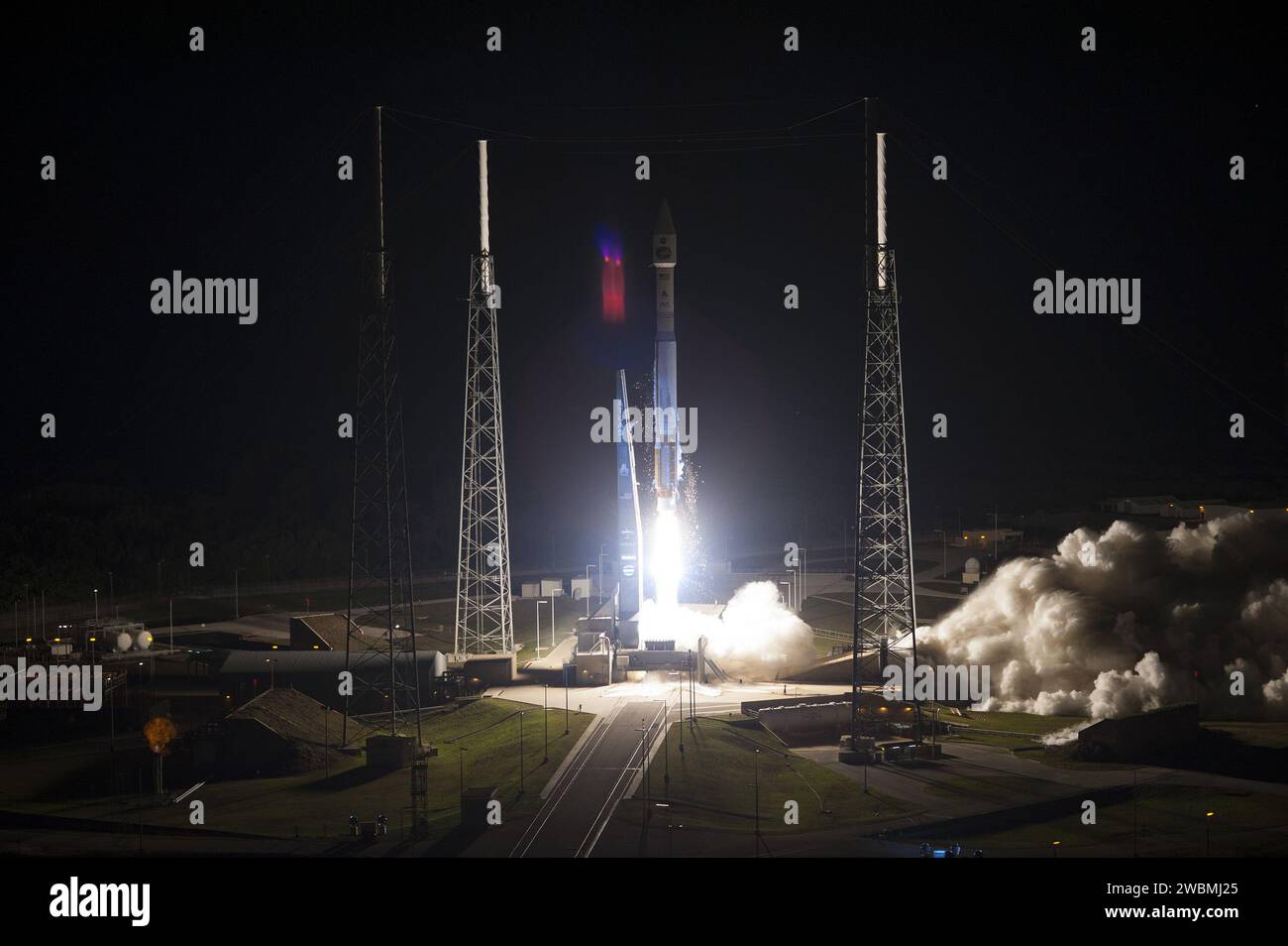 Atlas v 401 rocket hi-res stock photography and images - Alamy