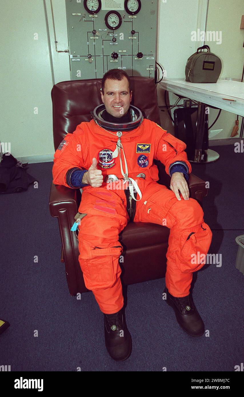 STS-102 Mission Specialist Paul Richards signals thumbs up for launch ...