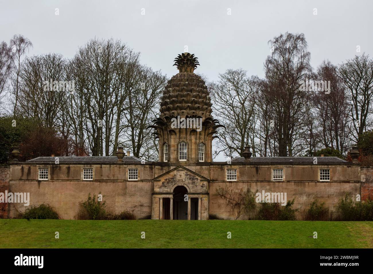 Pineapple folly magnificent dunmore park house hi-res stock photography ...