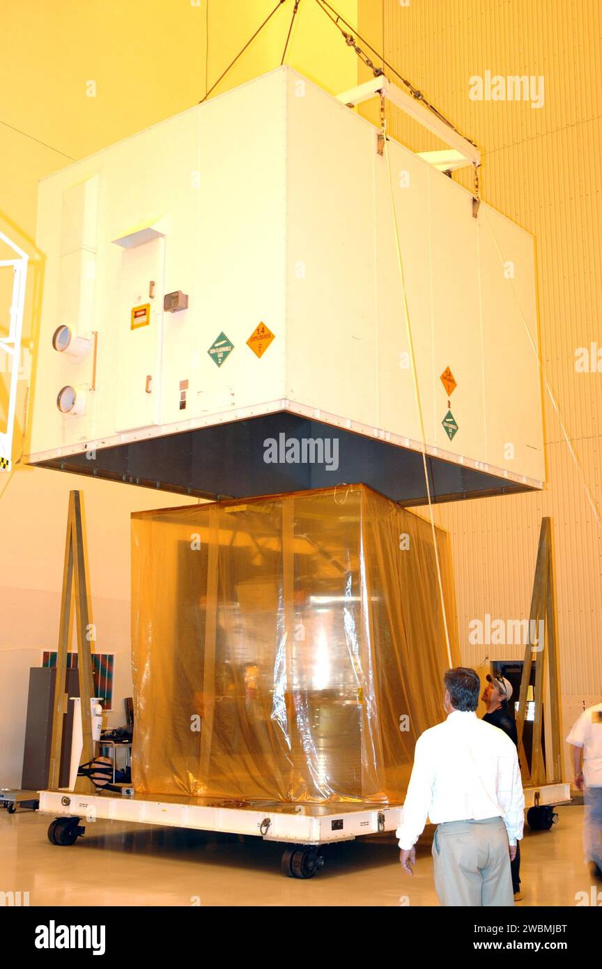 KENNEDY SPACE CENTER, FLA. - Inside the Payload Hazardous Servicing ...