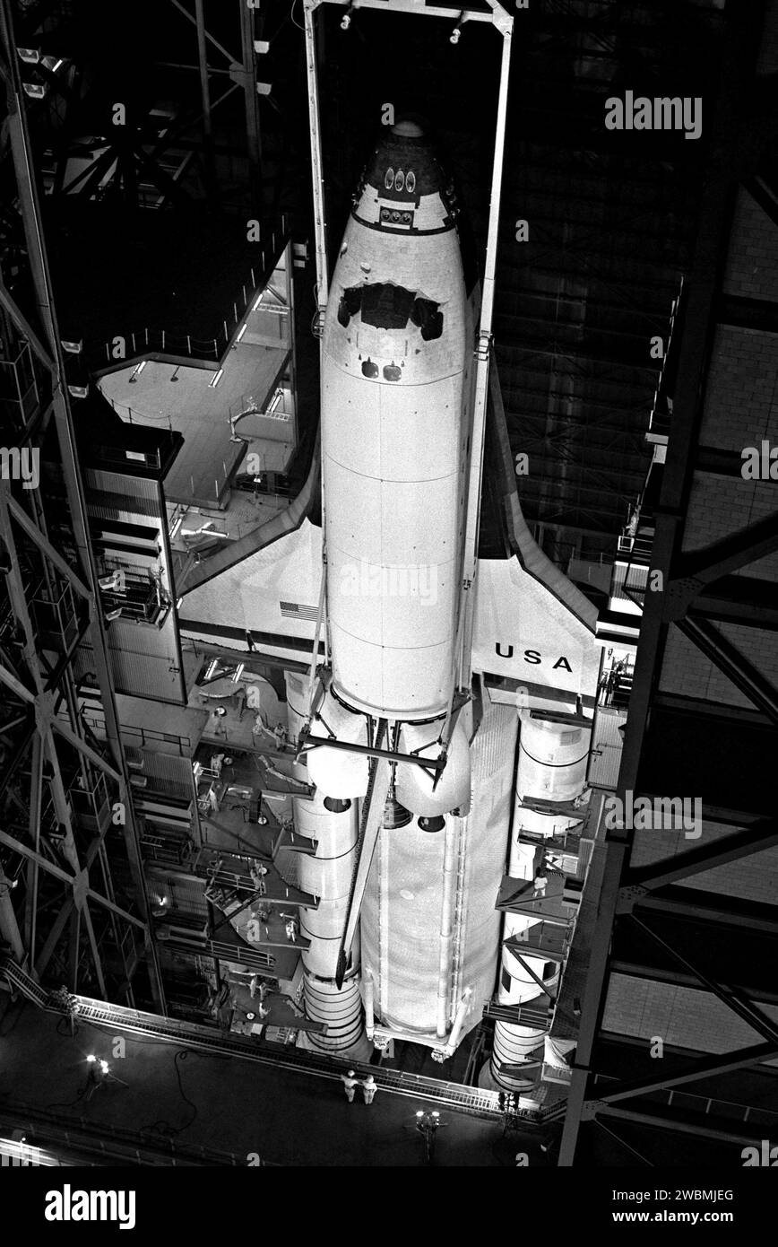 KENNEDY SPACE CENTER, FLA. - Shuttle Orbiter Columbia erection and mate ...