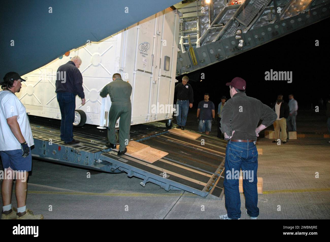 KENNEDY SPACE CENTER, FLA. - Workers at Kennedy Space Center's Shuttle ...