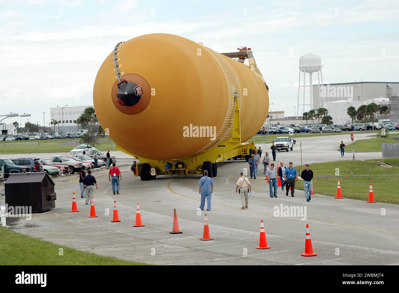 KENNEDY SPACE CENTER, FLA. - External Tank 118 (ET-118) is transferred ...