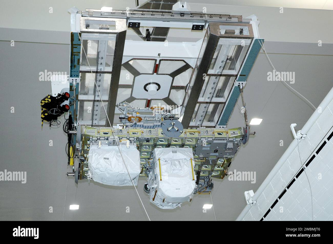 KENNEDY SPACE CENTER, FLA. - In the Space Station Processing Facility ...