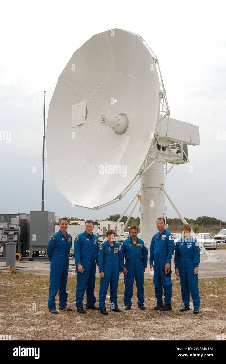 KENNEDY SPACE CENTER, FLA. - Members of the STS-114 crew pose for a ...