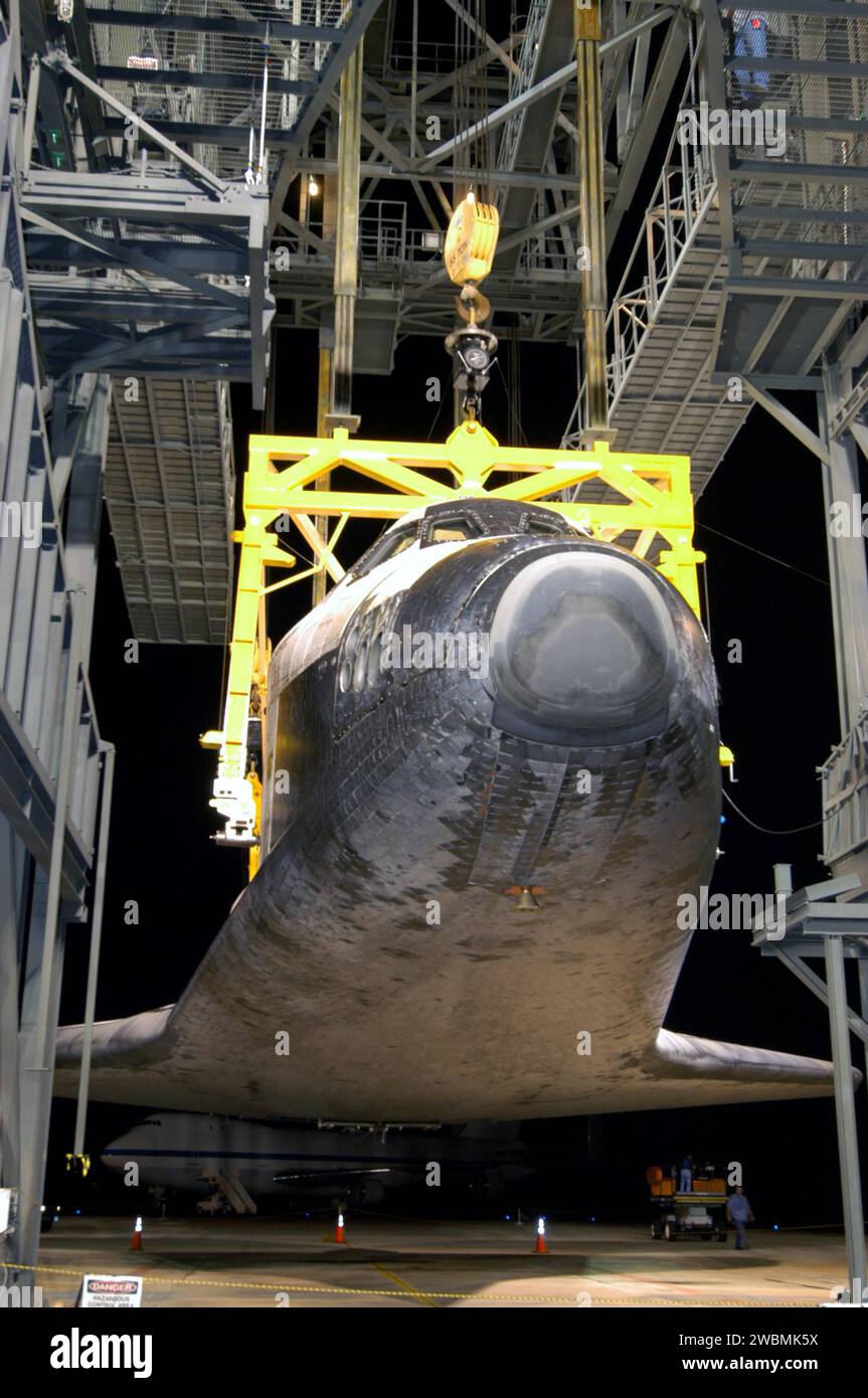 KENNEDY SPACE CENTER, FLA. - In the early morning hours at NASA Kennedy ...