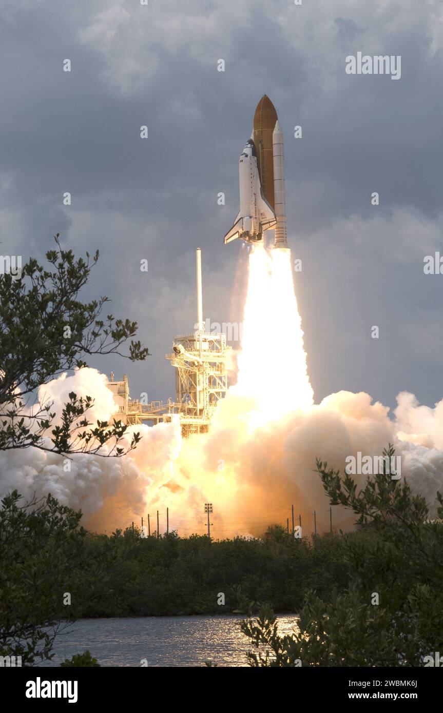 CAPE CANAVERAL, Fla. – Clouds of smoke and steam billow across Launch ...