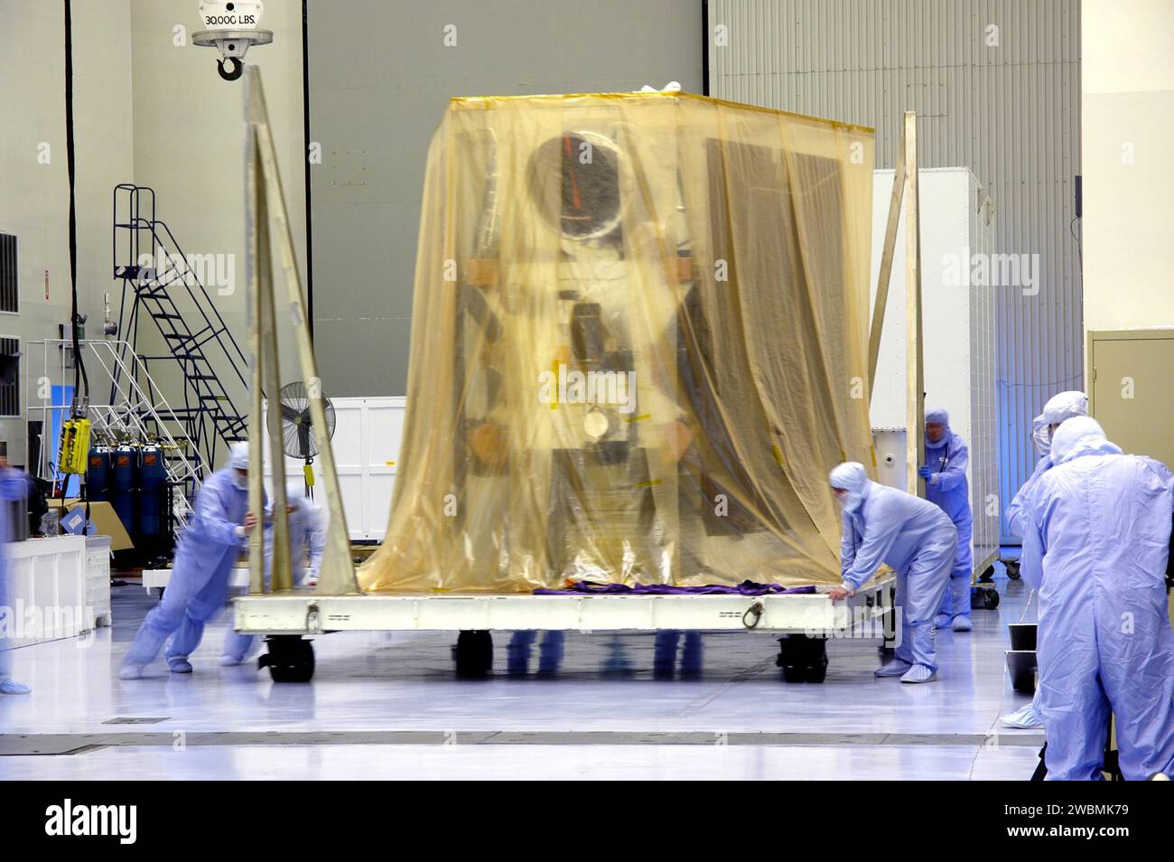 KENNEDY SPACE CENTER, FLA. - Inside the Payload Hazardous Servicing ...