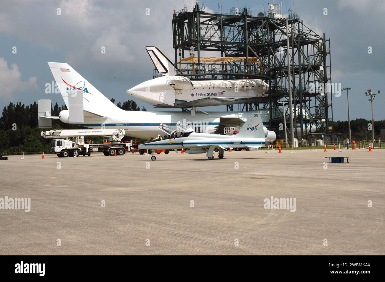 KENNEDY SPACE CENTER, FLA. - The orbiter Discovery on top of the ...