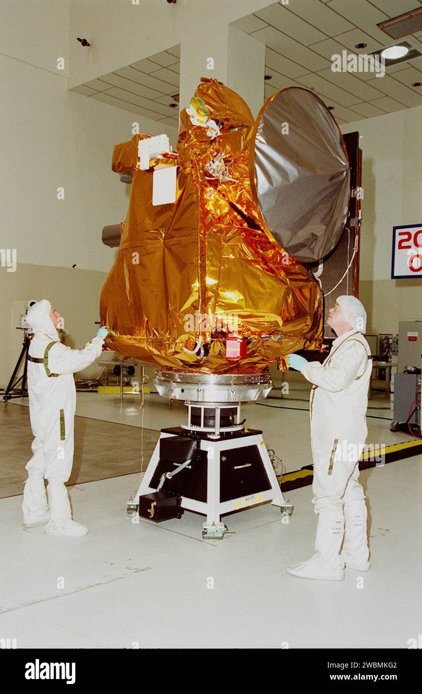 Workers in the Space Assembly and Encapsulation Building 2 make a last ...