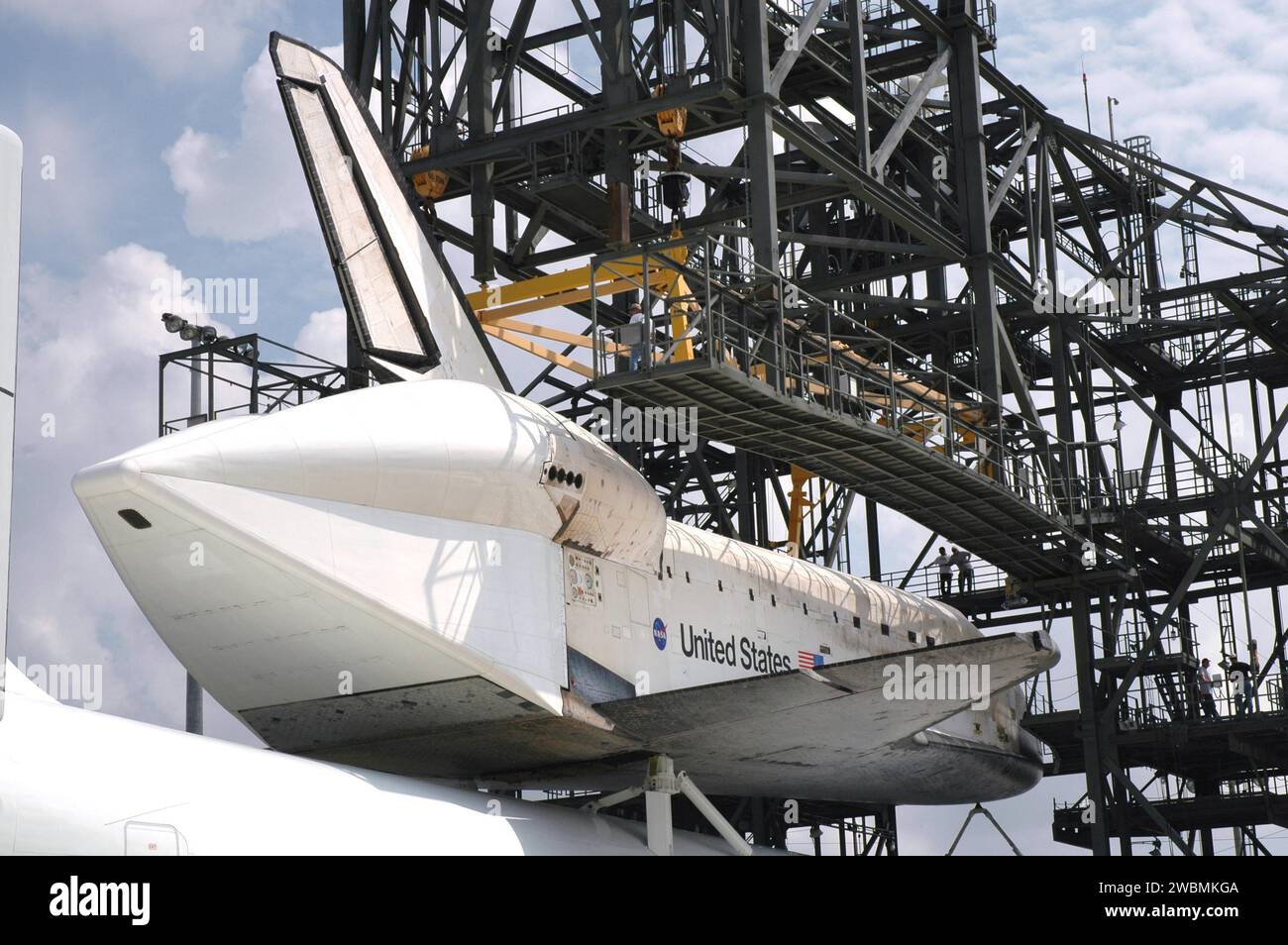 KENNEDY SPACE CENTER, FLA. - The orbiter Discovery on top of the ...