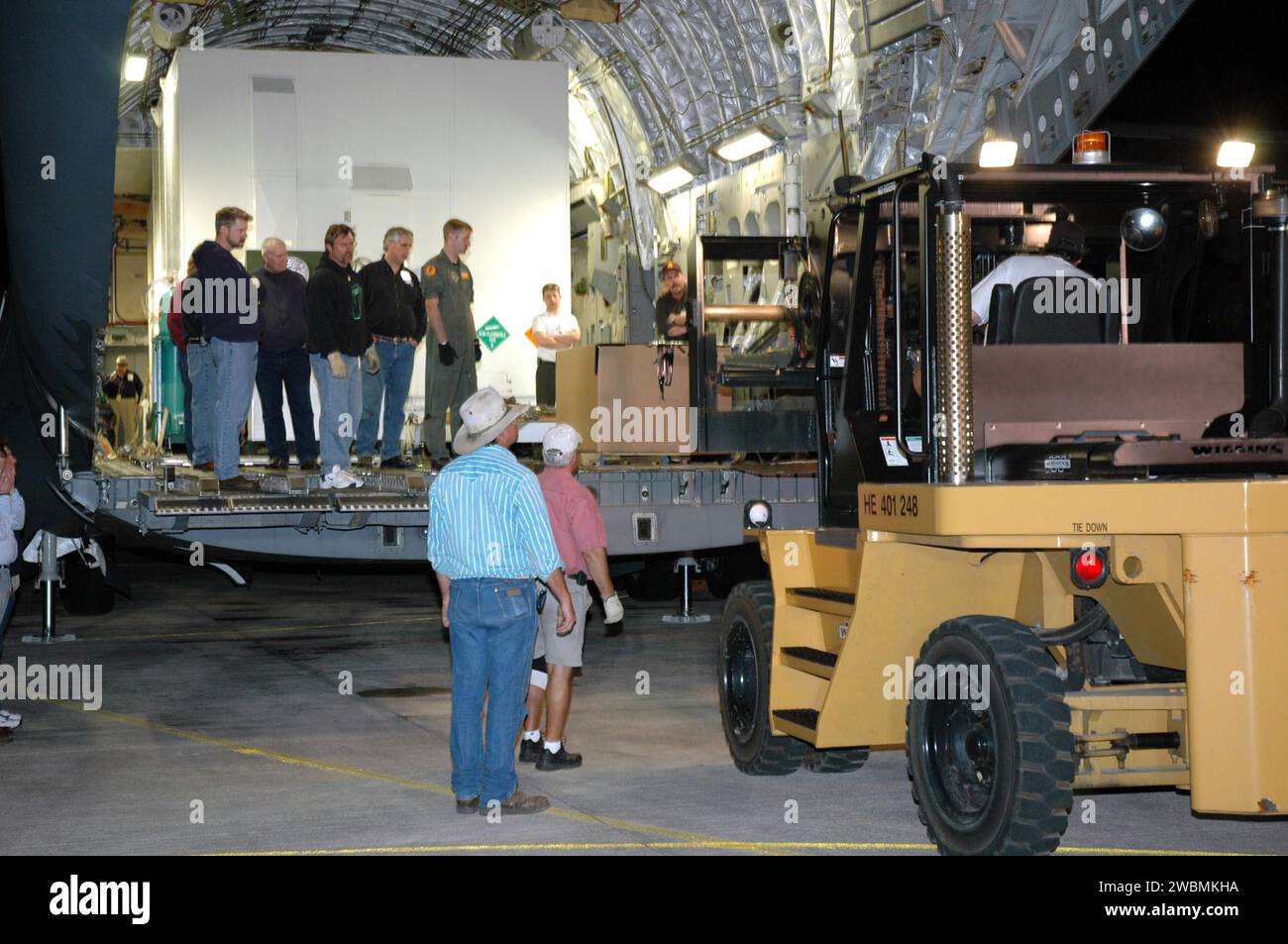 KENNEDY SPACE CENTER, FLA. - A forklift moves into place behind the Air ...