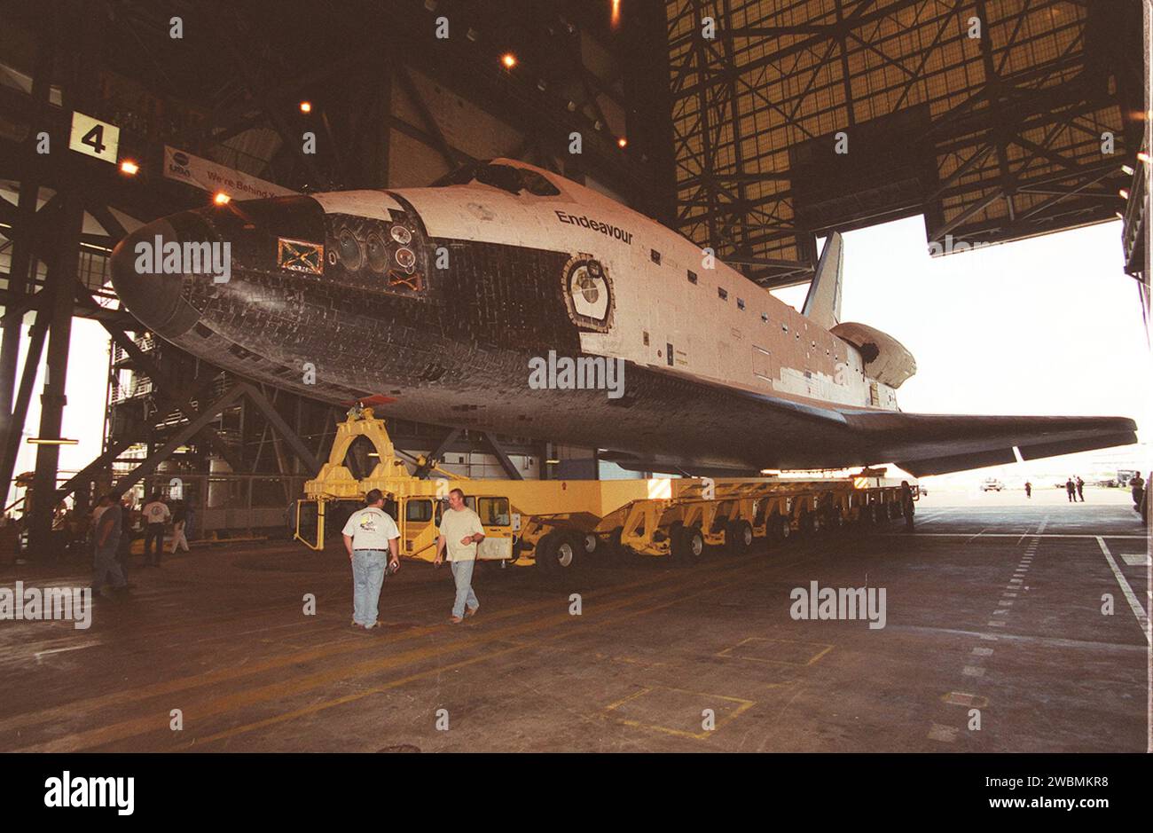 KENNEDY SPACE CENTER, Fla. -- Endeavour sits inside the Vehicle ...
