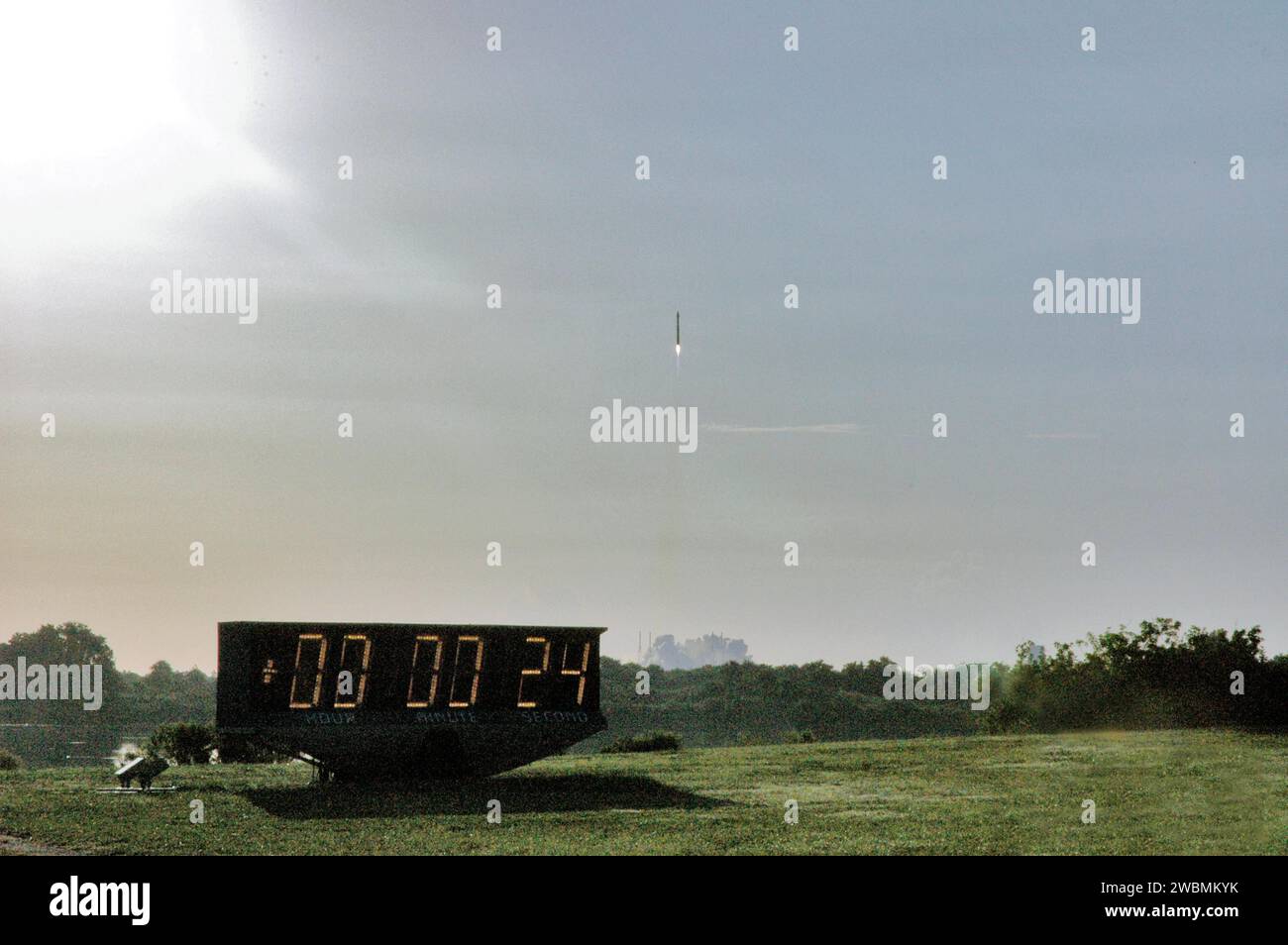 KENNEDY SPACE CENTER, FLA. - Viewed from the NASA News Center, the Mars ...