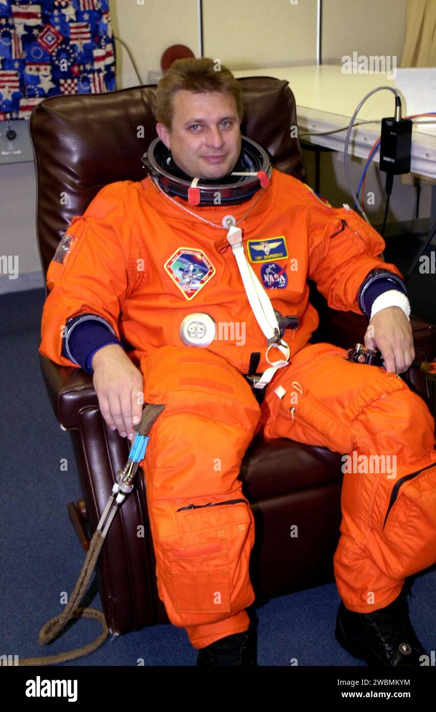 KENNEDY SPACE CENTER, Fla. -- Expedition 4 Commander Yuri Onufrienko ...