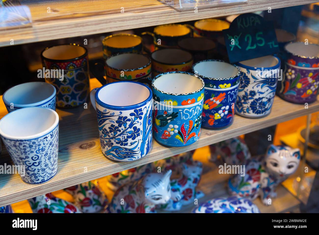 Traditional Turkish ceramic souvenirs at the Istanbul market Stock ...