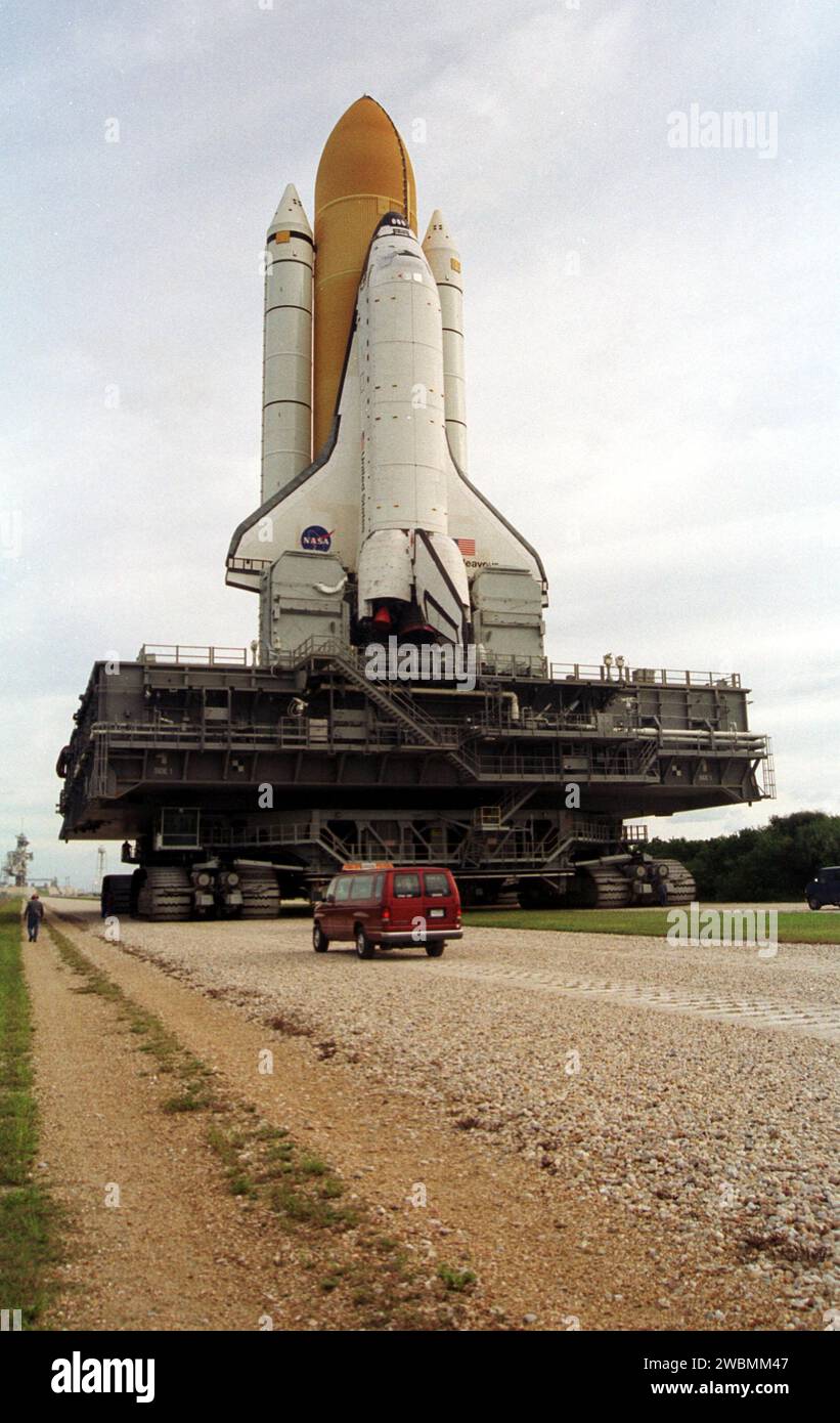 KENNEDY SPACE CENTER, Fla. -- Space Shuttle Endeavour rolls out to Pad ...