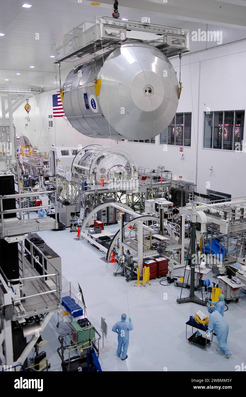 KENNEDY SPACE CENTER, FLA. - In the Space Station Processing Facility ...