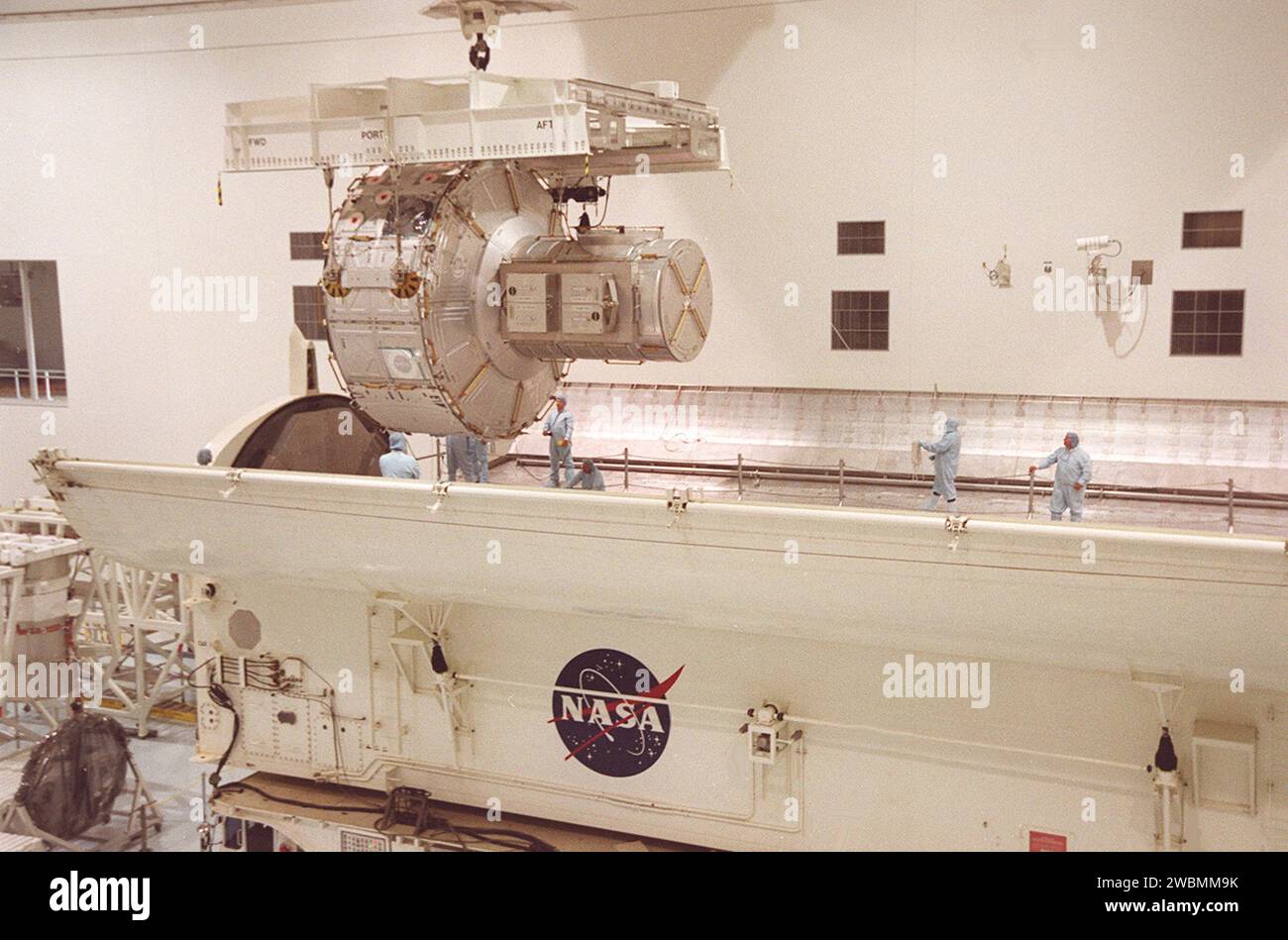 KENNEDY SPACE CENTER, FLA. -- In the Space Station Processing Facility ...